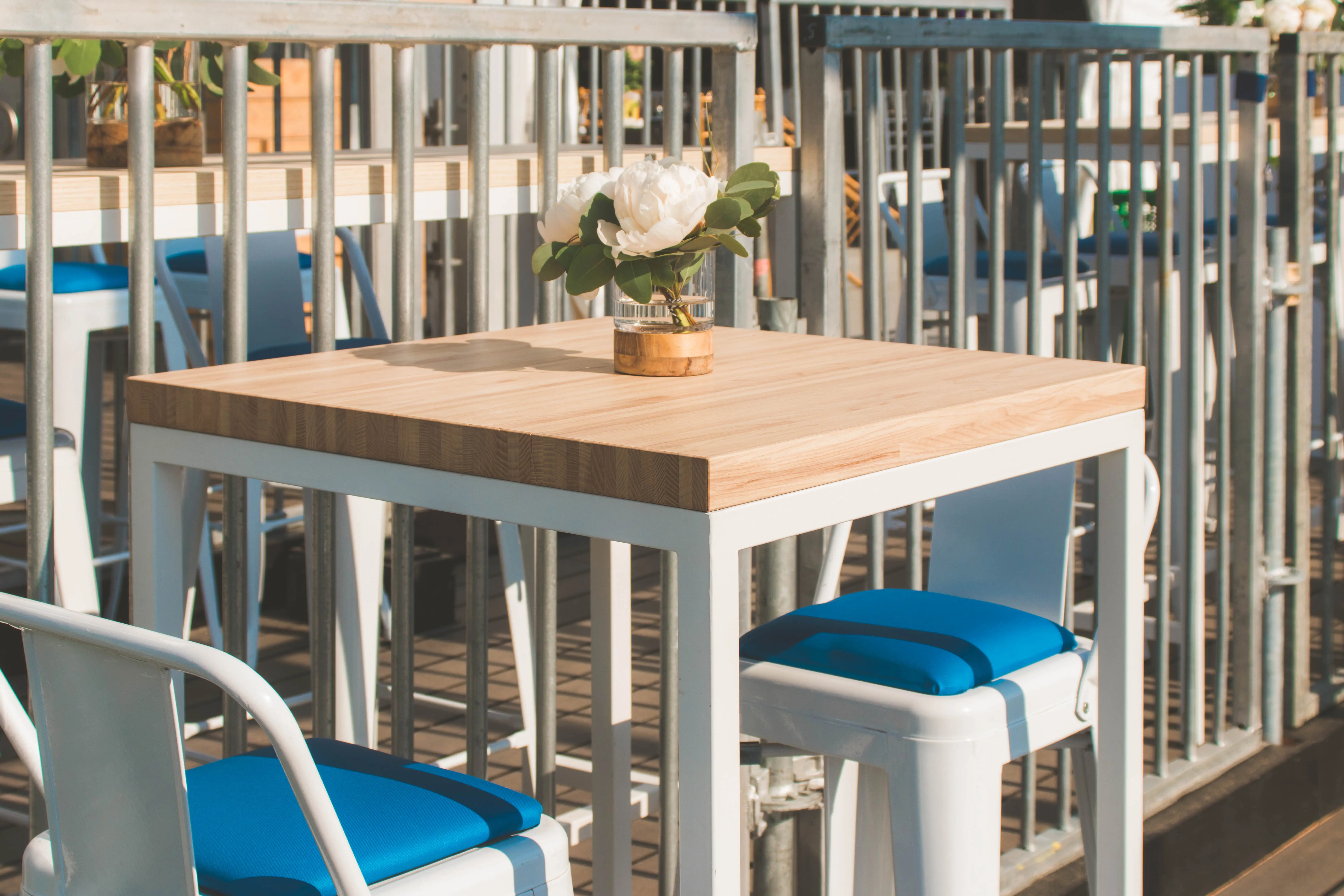 Tonic cruiser table - White and light wood | DX