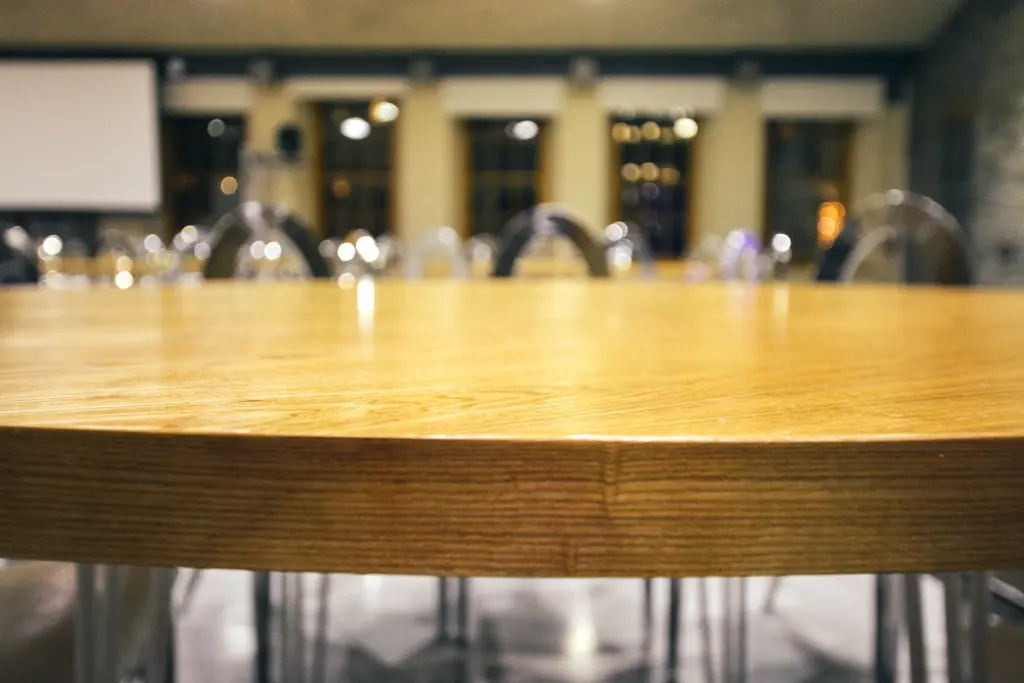 Oslo - Table banquet ronde - 60'' D x 30'' H - Blanc & Bois ambré | DX